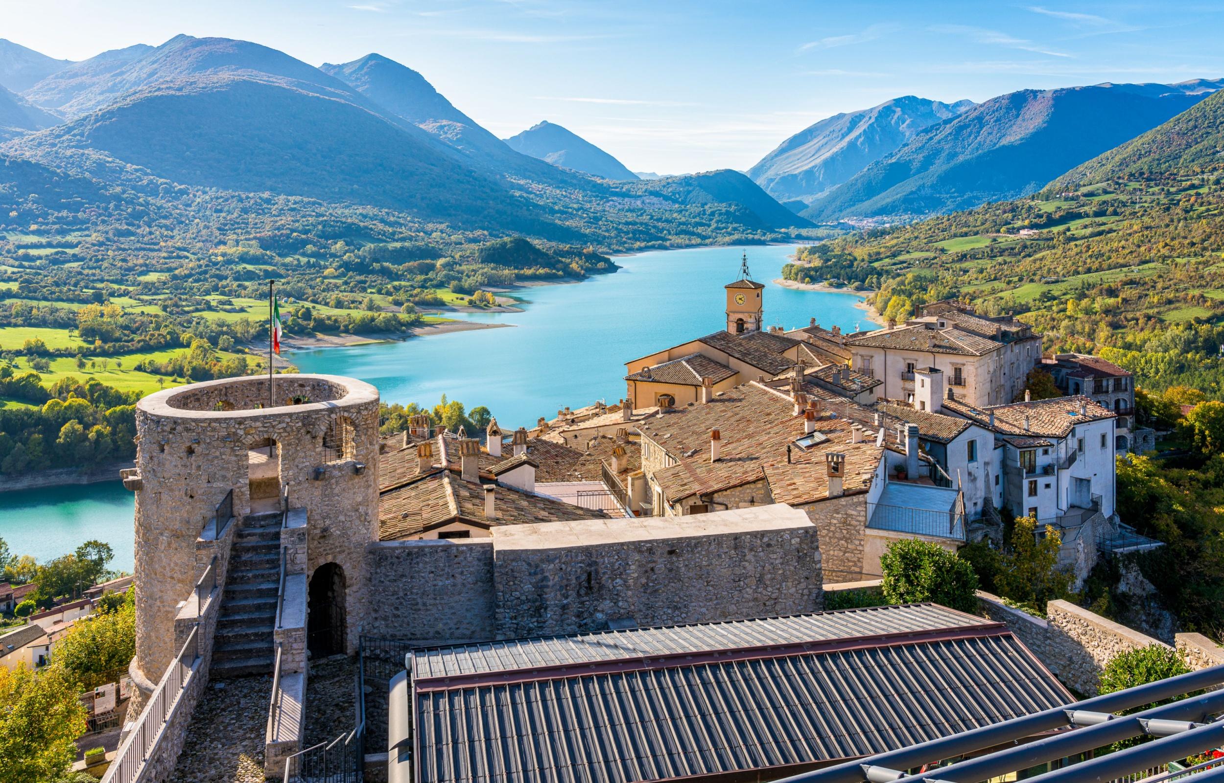 Natura e borghi: i posti più belli da visitare in Abruzzo con un tour